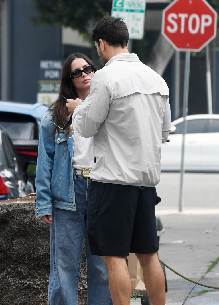 Ana de Armas spotted strolling LA with hunky venture capitalist after ...