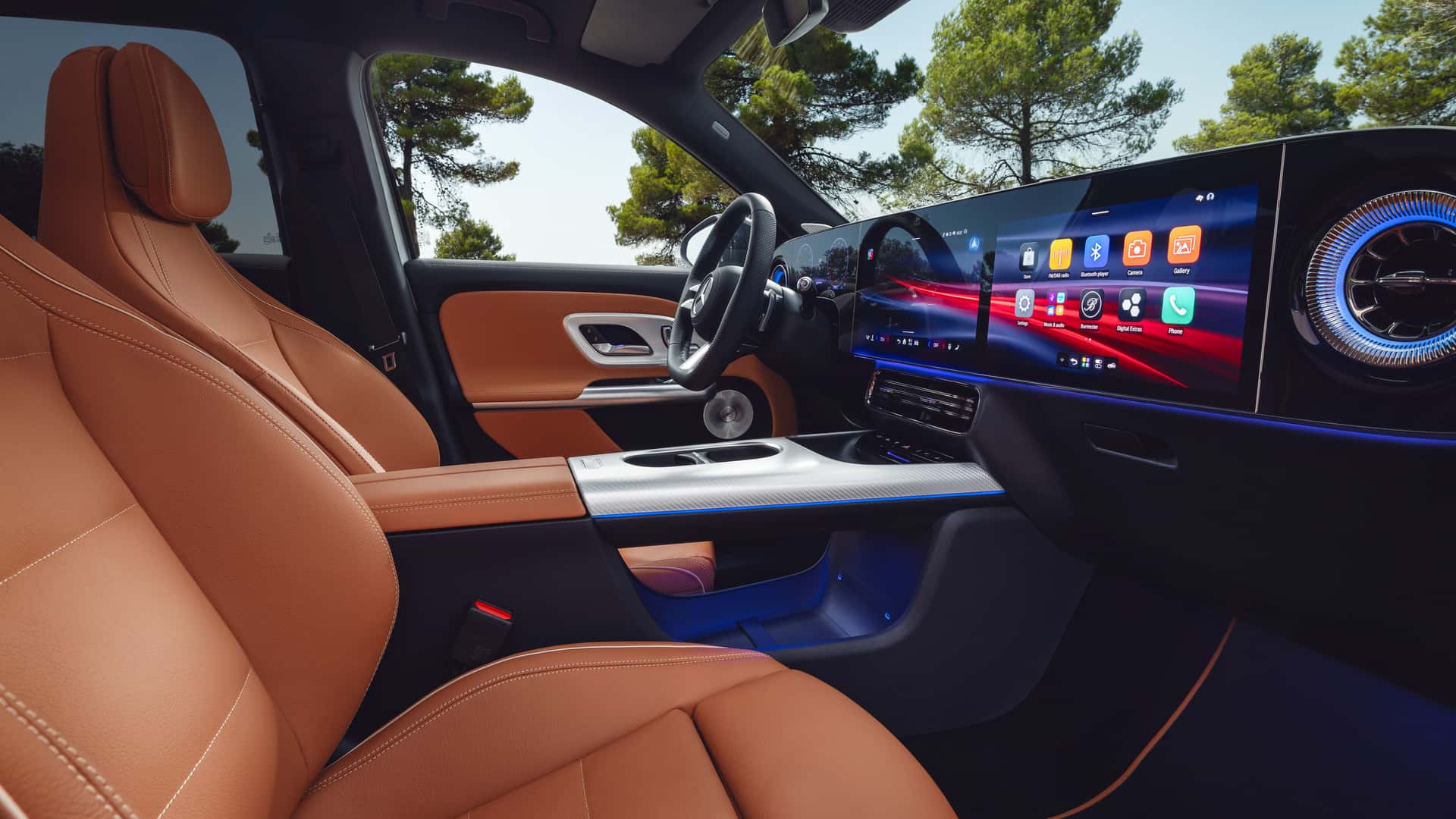 Novo Mercedes-Benz GLB EV terá três telas e céu estrelado