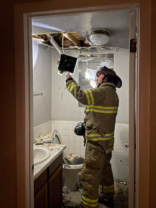 Bathroom fire extinguished in apartment