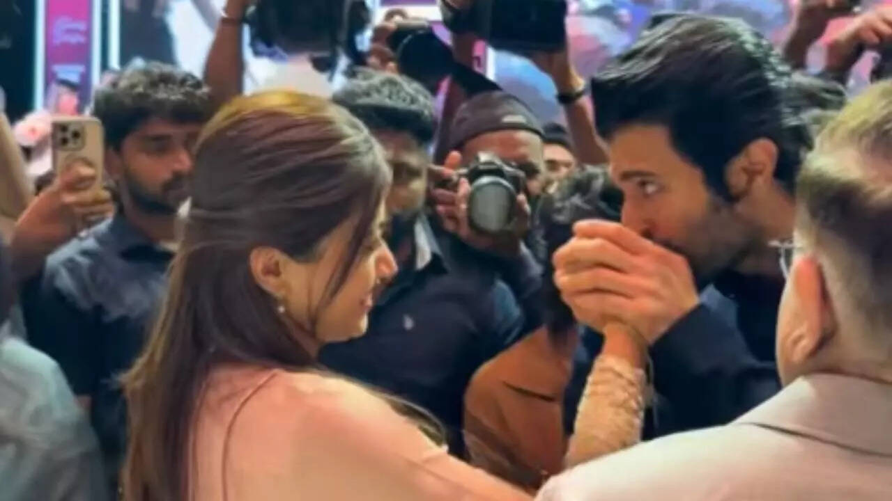 Vijay Deverakonda kisses Rashmika Mandanna’s hand at The Girlfriend ...