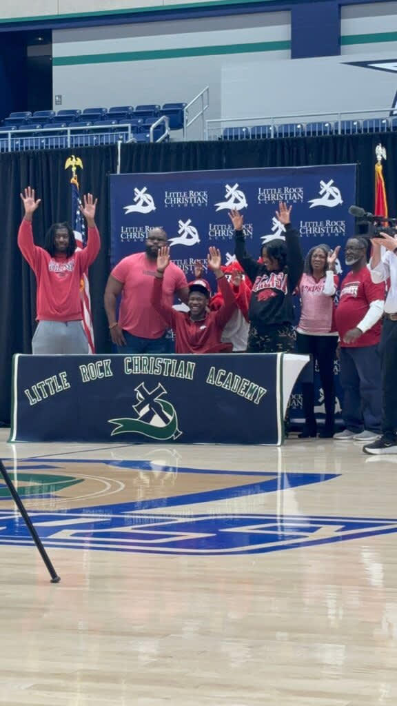 Five-star prospect JJ Andrews officially signs with Arkansas
