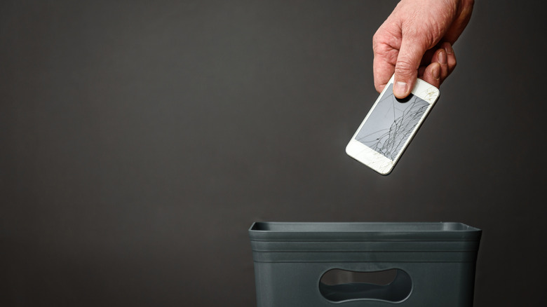 How To Dispose Of Old Smartphones (The Safe Way)
