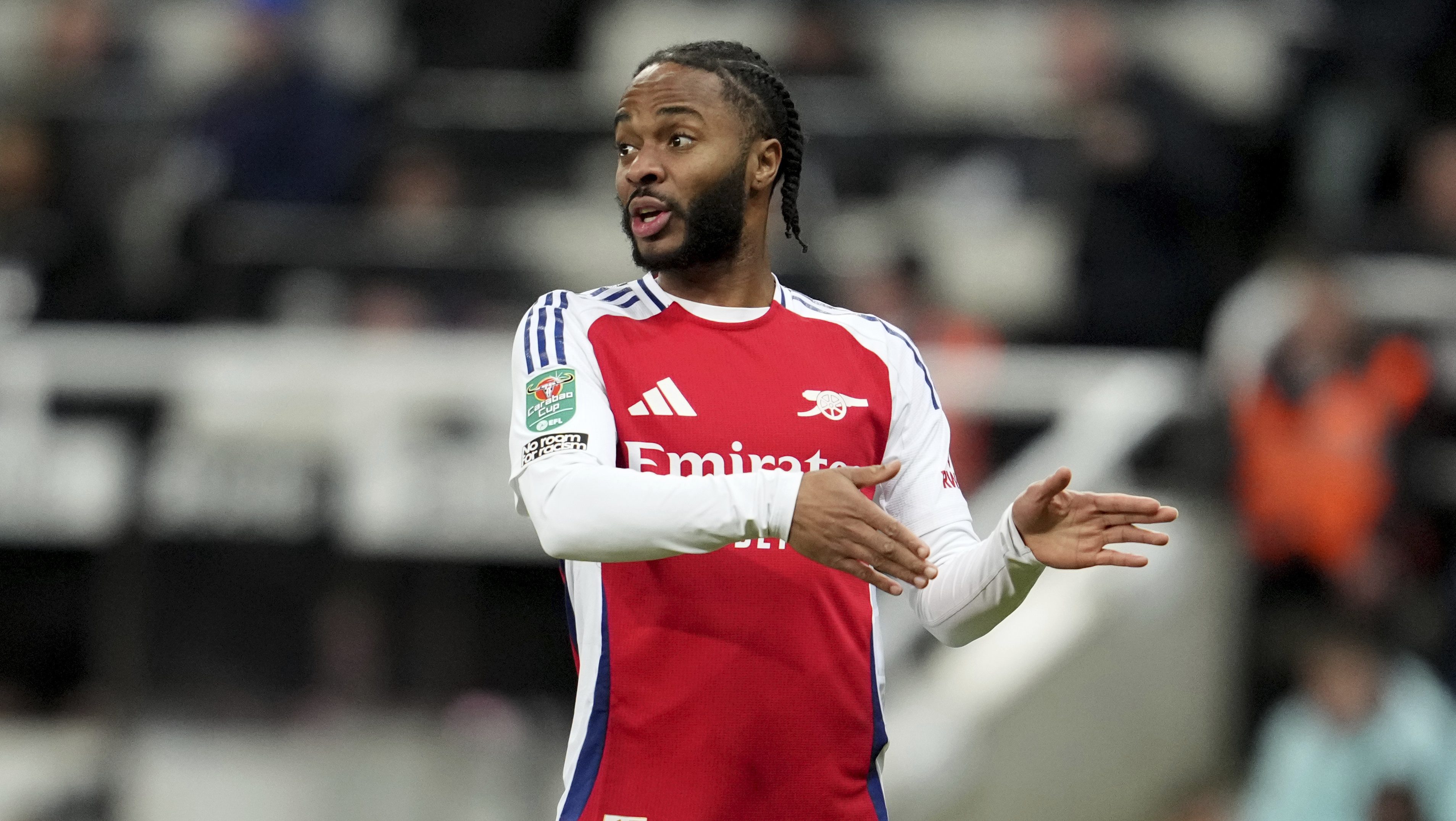 Roban casa de Sterling en Inglaterra con él y su familia dentro