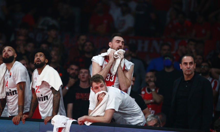 Τα σοκαρισμένα πρόσωπα των παικτών του Ολυμπιακού μετά τον τραυματισμό ...