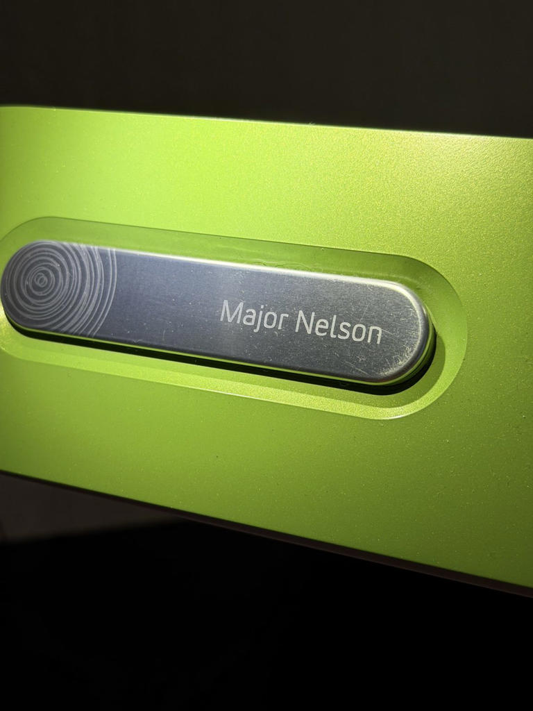 Xbox 360 project lead shares images of his special launch console