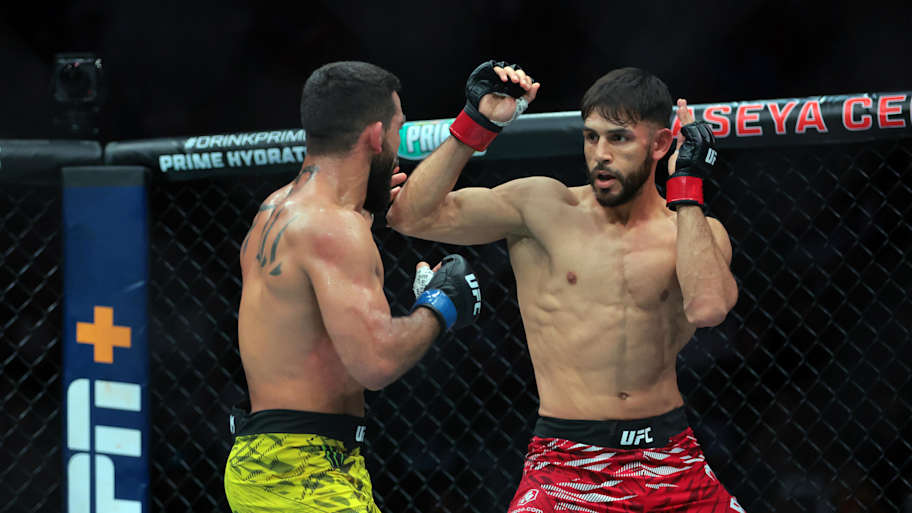 Yair Rodriguez to open UFC Topps cards online