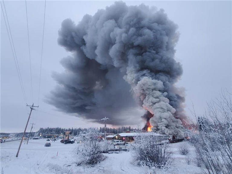 ‘A mushroom cloud just billowing’: Fire engulfs Glennallen’s Caribou Hotel