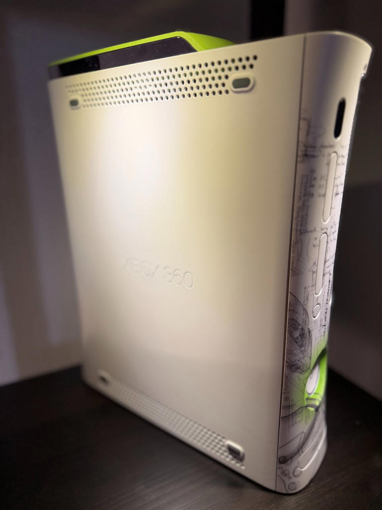 Xbox 360 project lead shares images of his special launch console