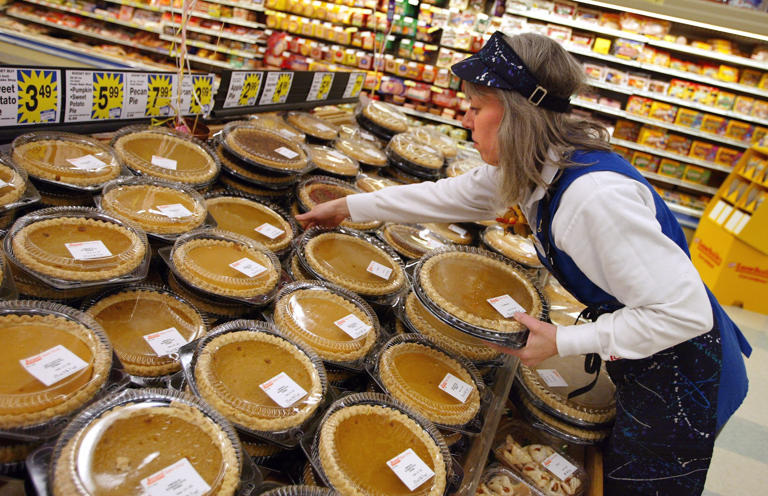 How to get free food at grocery stores for Thanksgiving