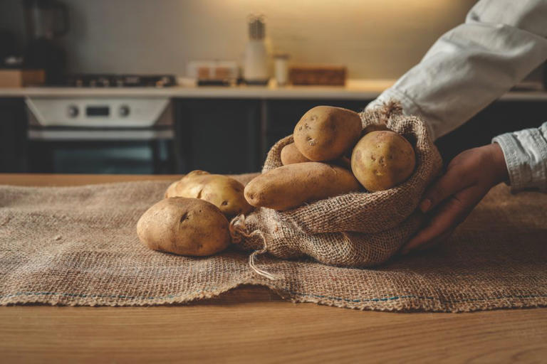 Is it safe to eat sprouted potatoes? How to keep them edible for weeks