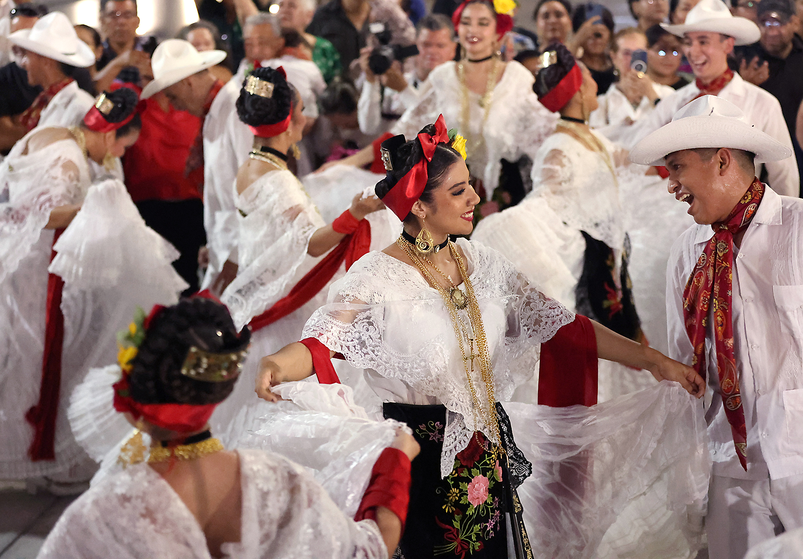 Photos | Esperanza del Valle Folklórico exudes color, movement and ...
