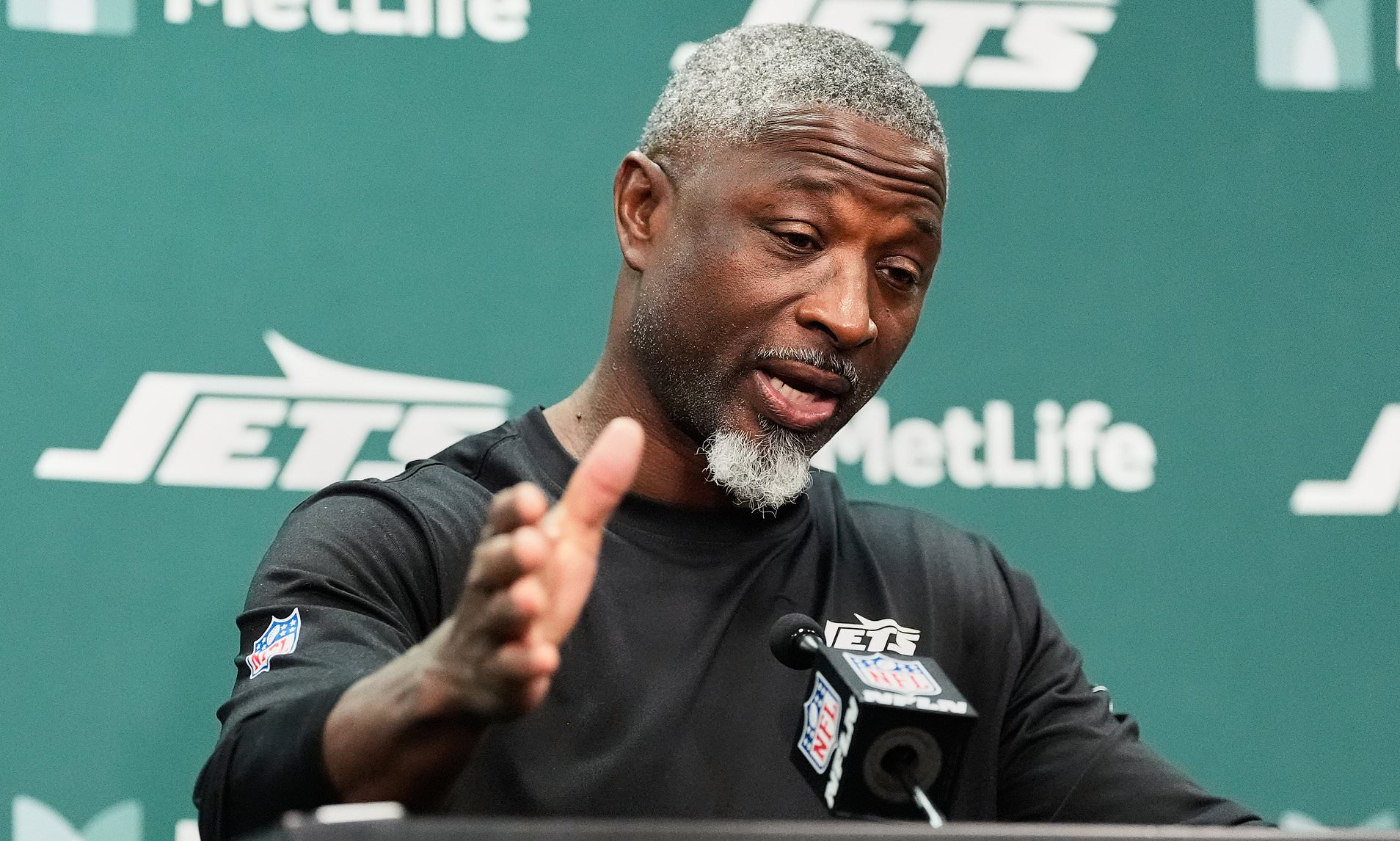 New York Jets coach Aaron Glenn's heated exchange with reporters goes viral