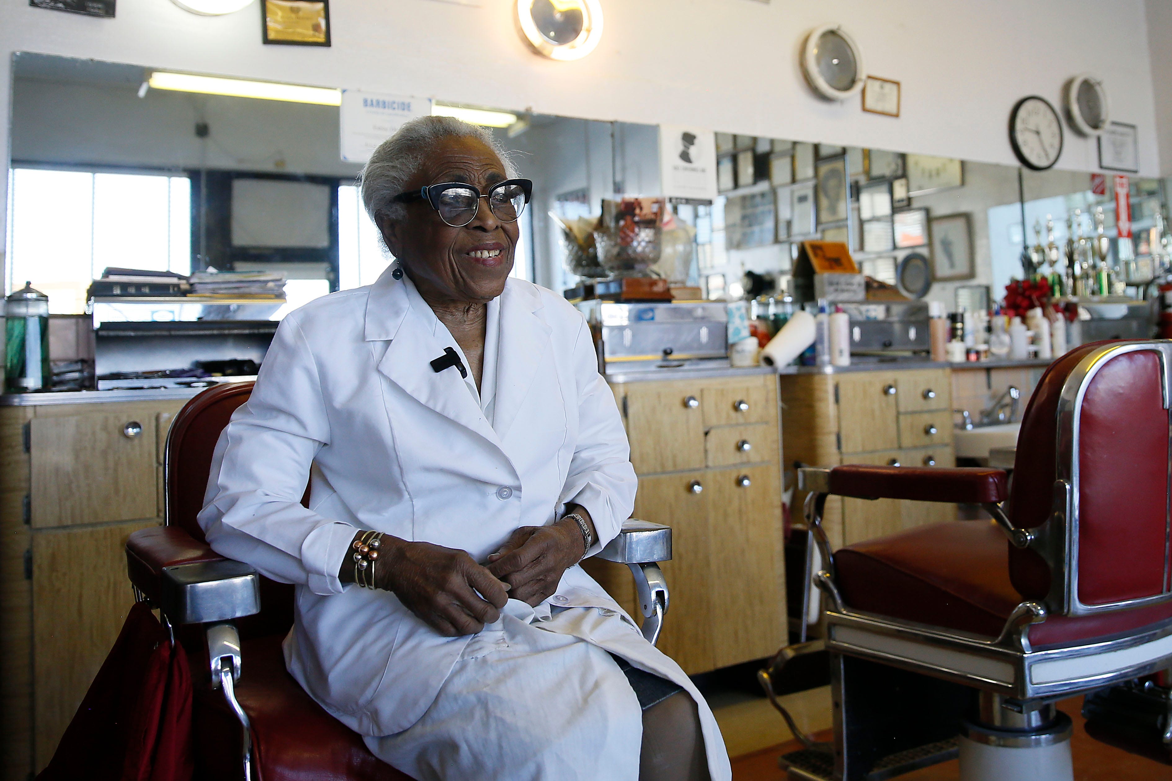 El Paso barber Estine Davis dies at 92