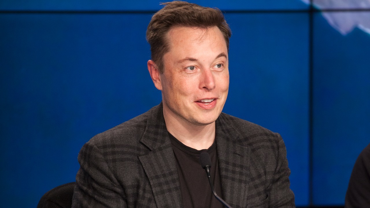 Musk hits Gates over $500M bet against Tesla's new freight truck