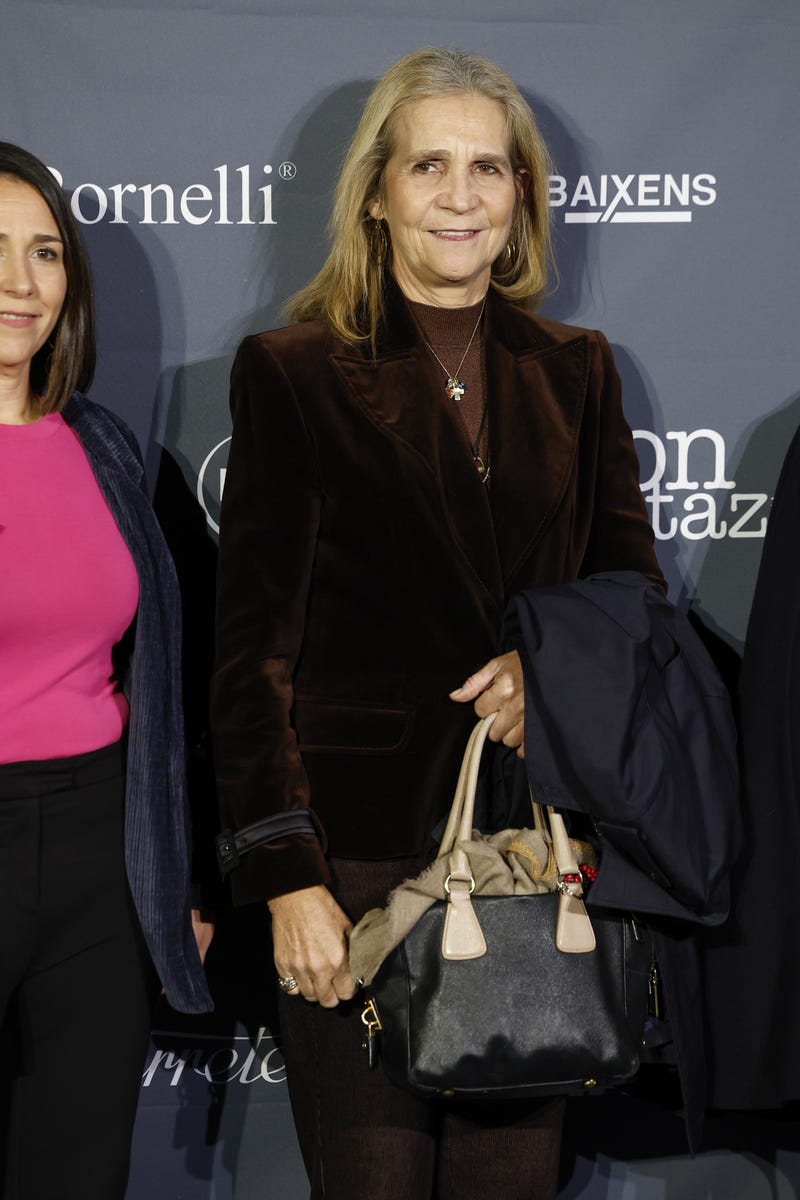 La infanta Elena sorprende con el bolso que comparte con Victoria Federica