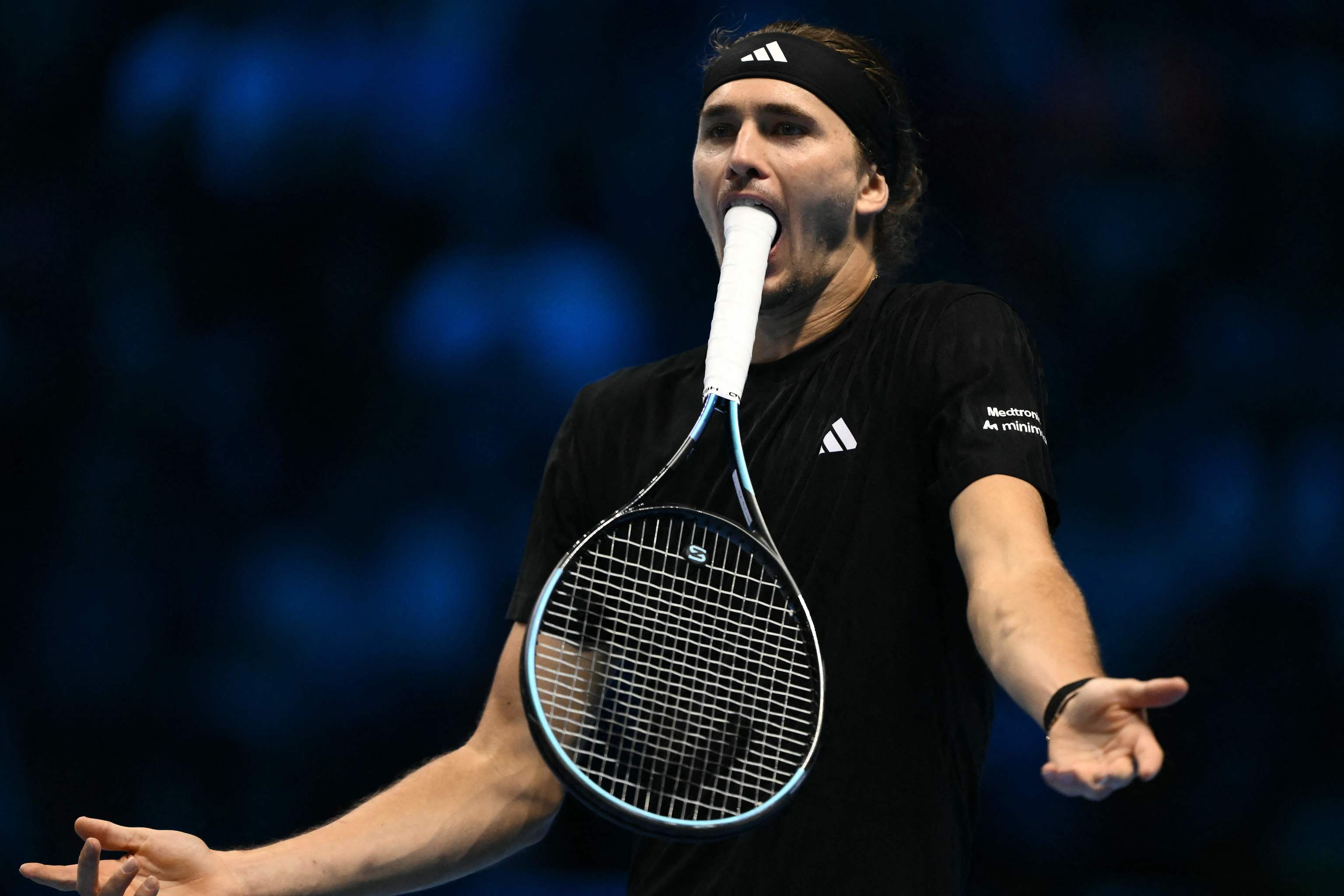 Sinner se zafa de Zverev para llegar a semifinales en Turín