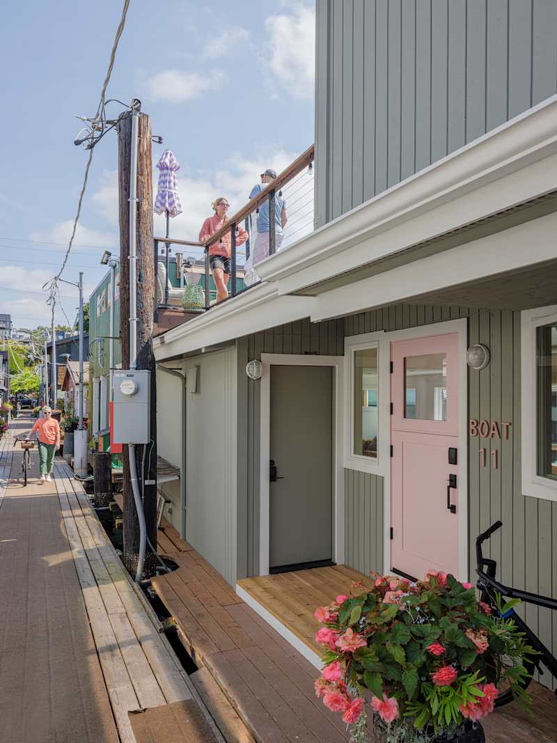 A Once-Cramped "Haphazard" Houseboat Is Now a Spacious, Bright Floating ...