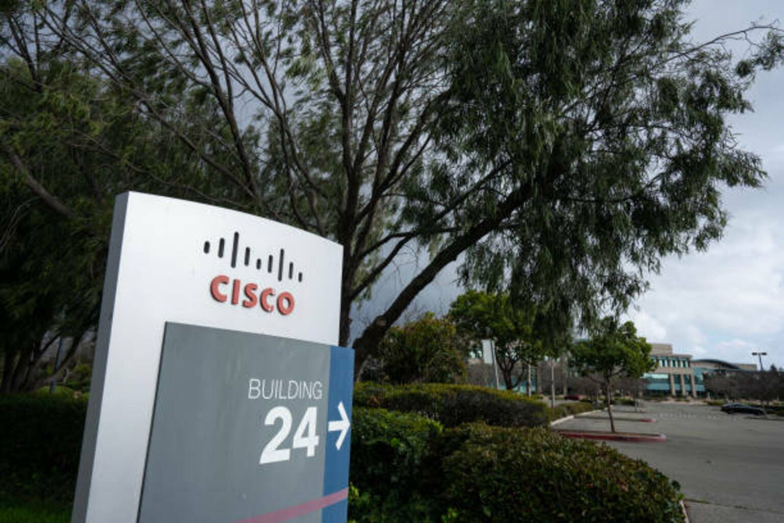 Cisco leads Nasdaq gainers this week, while Intel lags