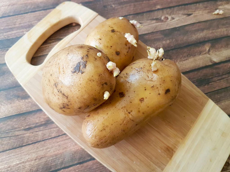Is it safe to eat sprouted potatoes? How to keep them edible for weeks