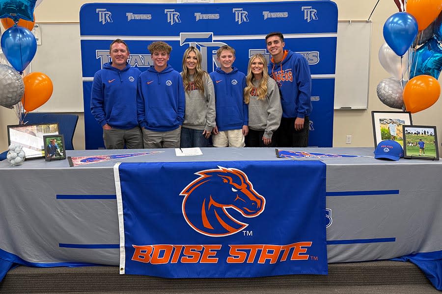 Thunder Ridge’s Anderson signs to play golf at Boise State