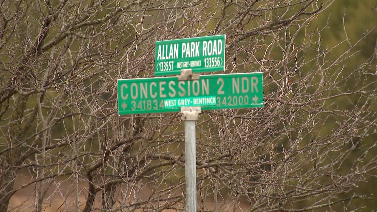 Crash leaves 3 teens dead, 1 in hospital in Hanover, Ont.