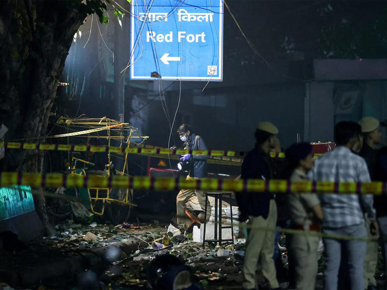 Delhi blast video: CCTV footage shows exact moment of car erupting in ...
