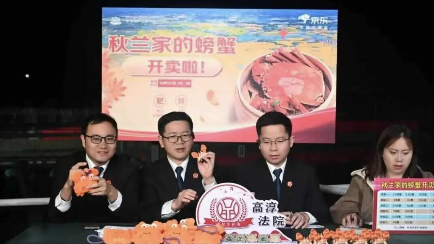 Ba thẩm phán livestream bán hàng tại tòa