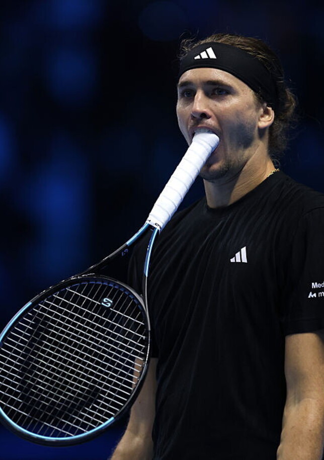 Zverev nervoso e sconsolato se la prende con il... tabellone dello sponsor