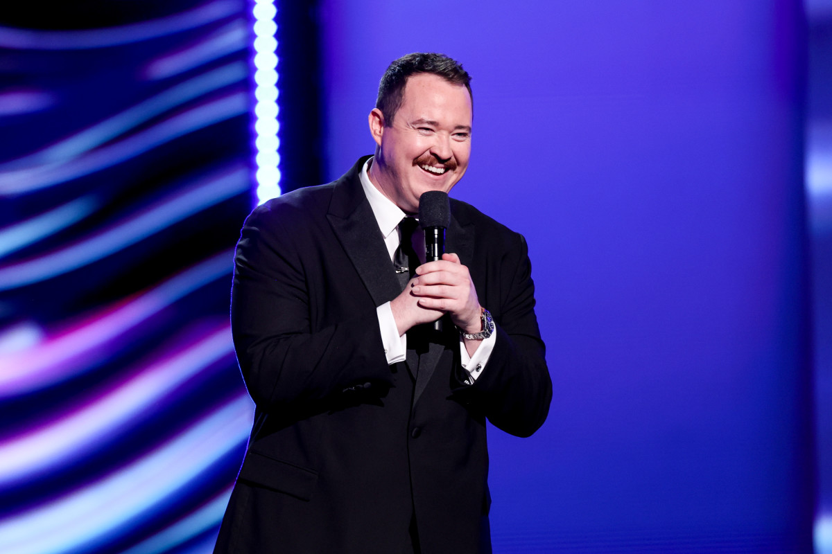 Awkward Live Moment Between Comedian and Manning Bros Has Fans Divided