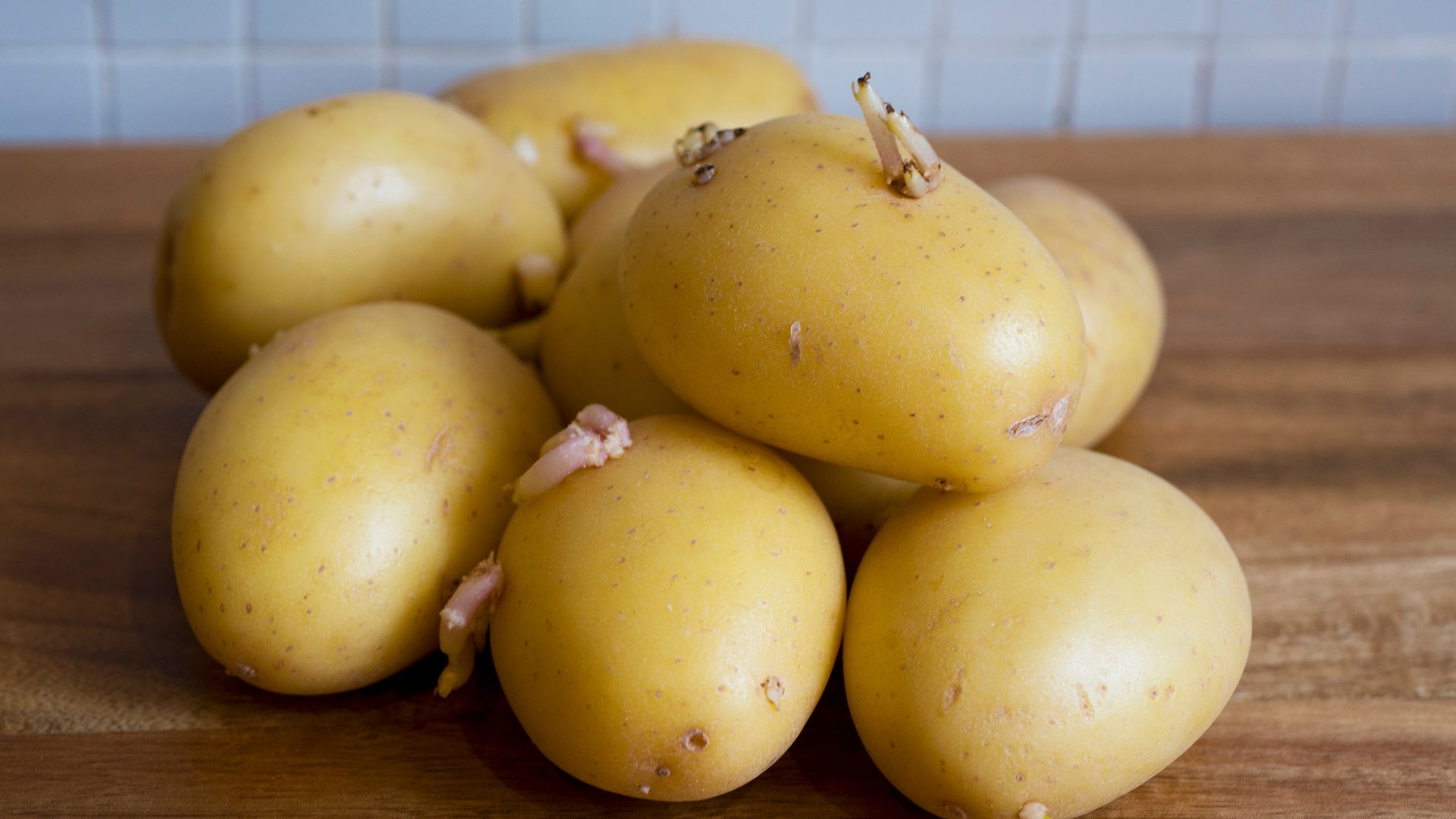 Is it safe to eat sprouted potatoes? How to keep them edible for weeks