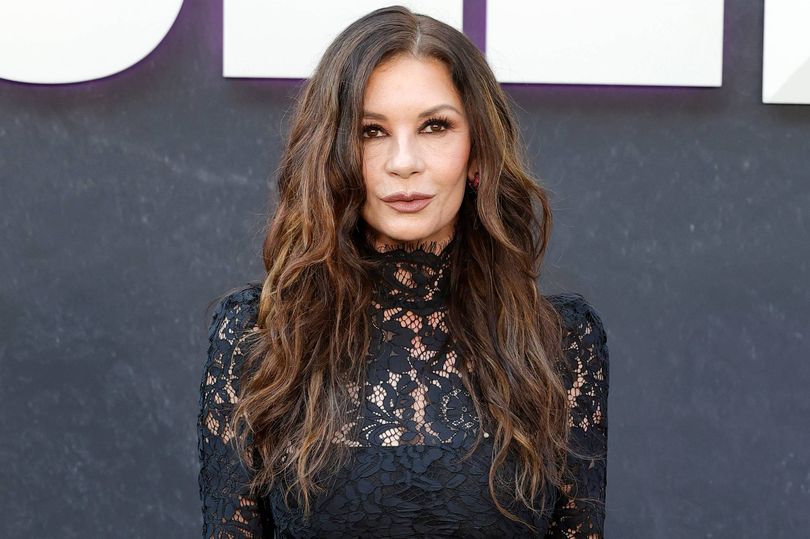 Catherine Zeta-Jones propone a Danny DeVito para interpretar icónico personaje de la Familia Addams