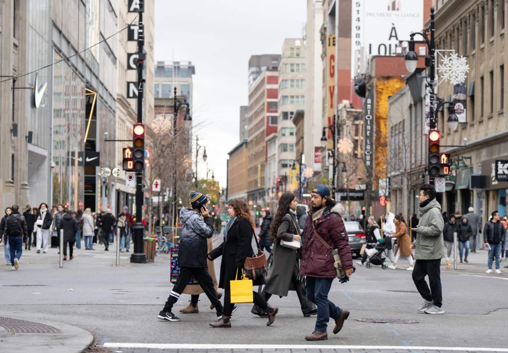 Canadians feel ‘cautious’ about spending as holidays near, Bank of ...