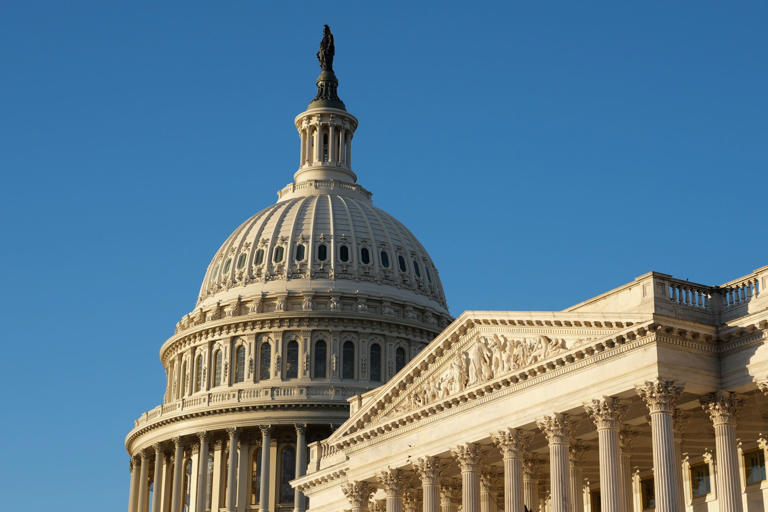 【米国市況】円が対ドル155円に下落、日本の警告響かず－ダウ最高値