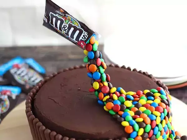 Gravity cake: la torta che sfida la gravità e fa impazzire i social
