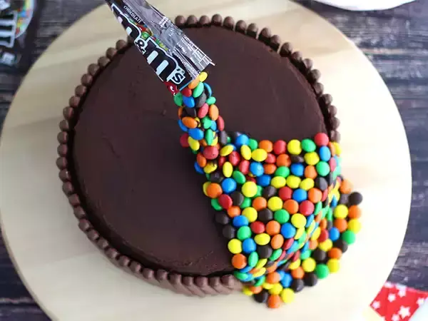 Gravity cake: la torta che sfida la gravità e fa impazzire i social