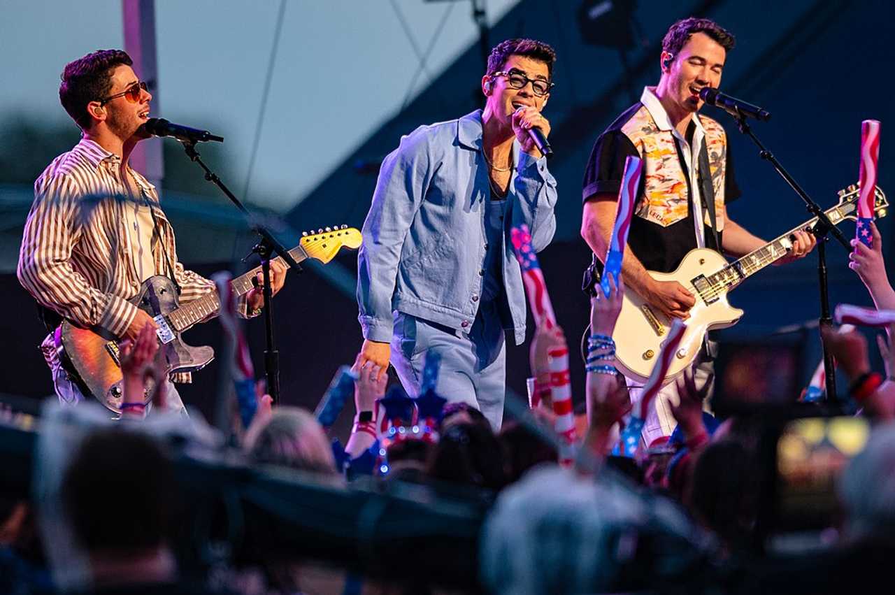 Paging Scott Kelly: Your Résumé Just Went Viral At A Jonas Brothers Concert