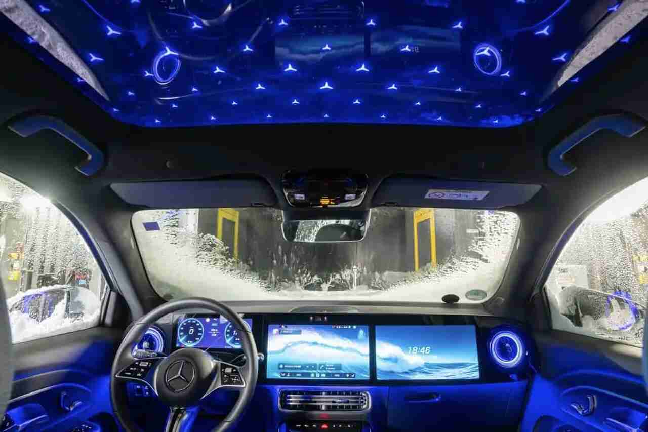 Den nye Mercedes-Benz GLB har et panoramatak i glass med en ...