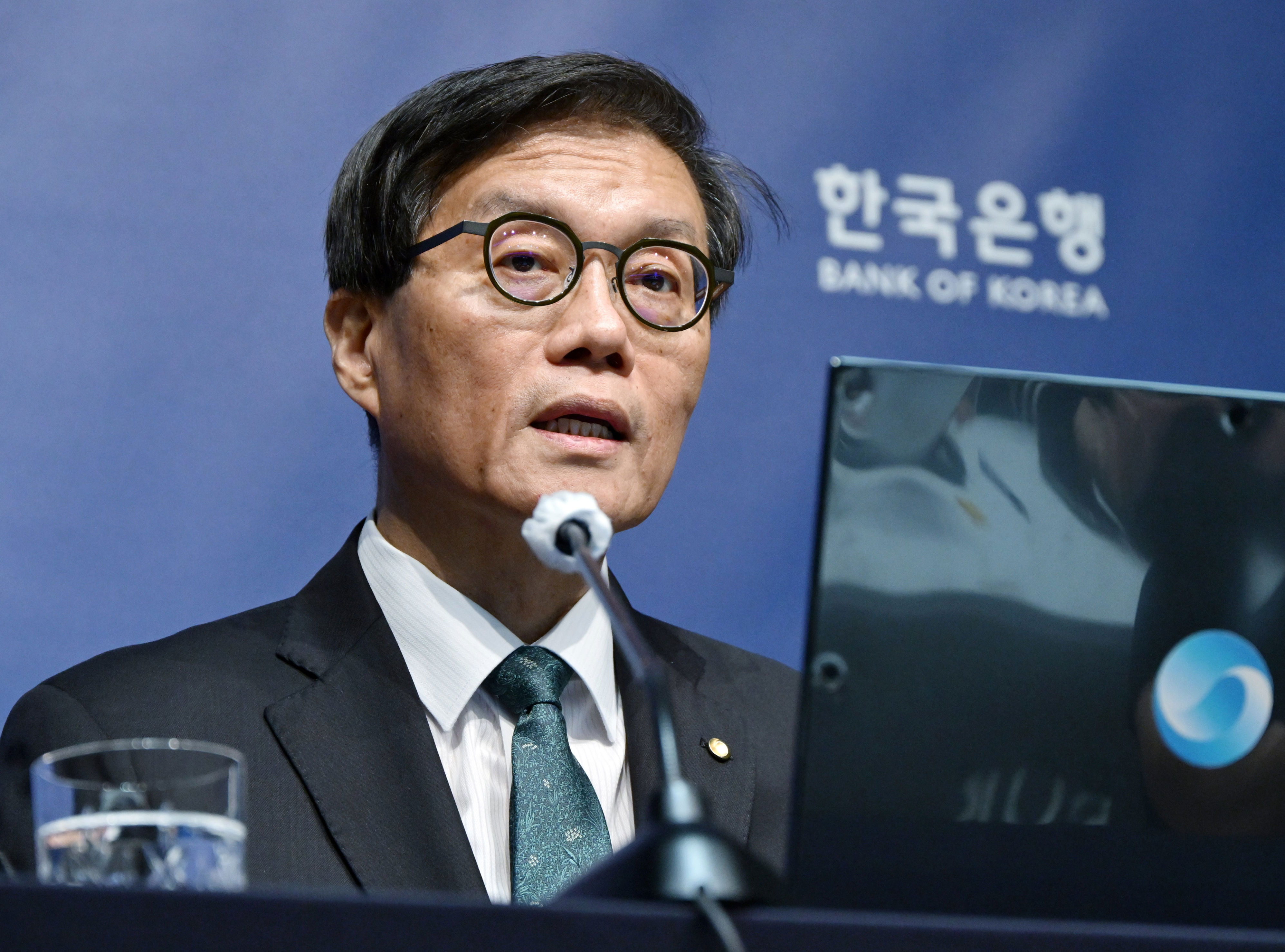 Foreign Investors Flee South Korean Bond Market