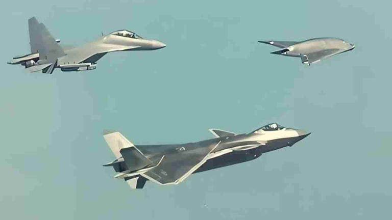 China onthult stealth-drone GJ-11 “Mysterieuze Draak” in vlucht met J-20 en J-16D jagers