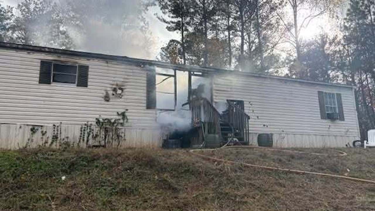 Firefighters battle wind, cold to contain Yellow Creek house fire