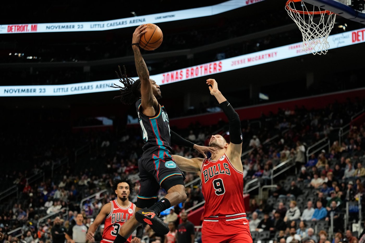 Reed leads Pistons to 8th straight win, beating Bulls 124-113