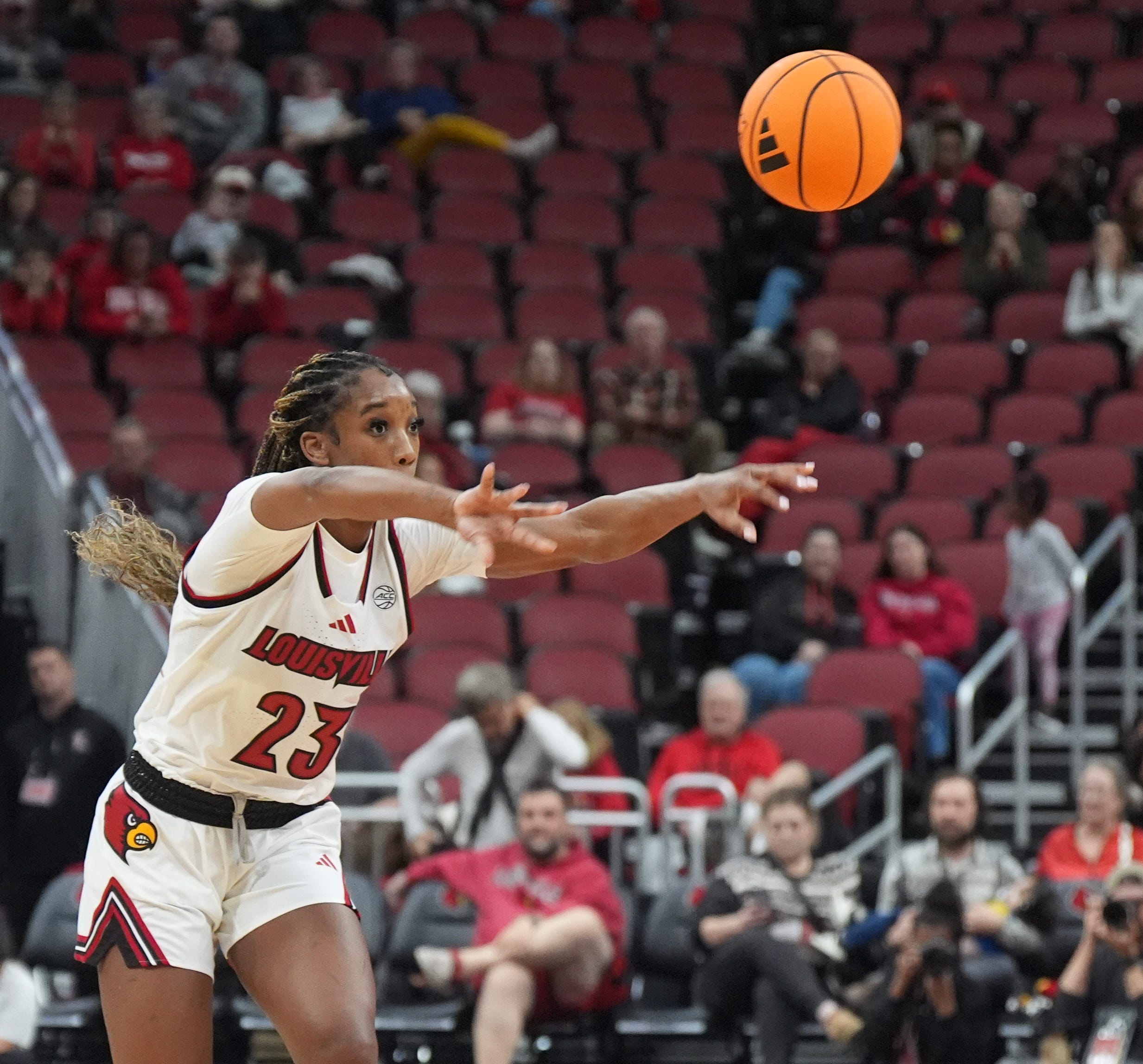 Louisville basketball's Skylar Jones steals spotlight on offense ...