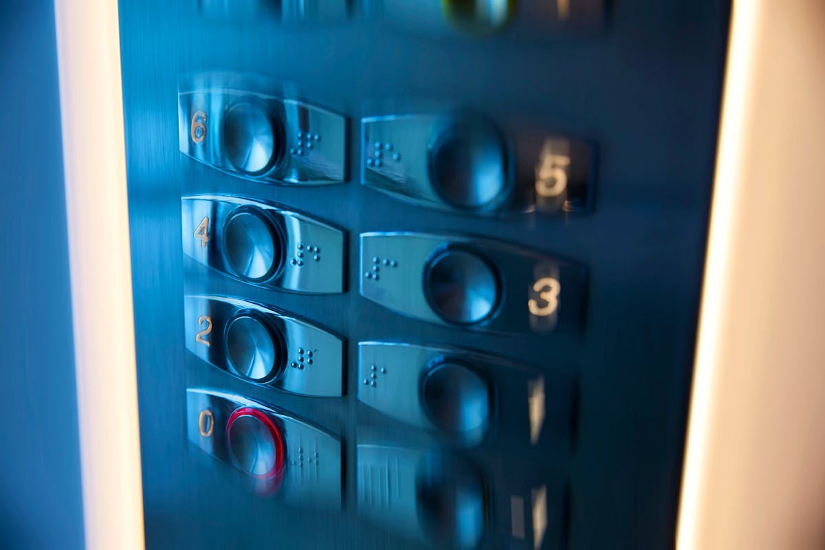 Ascenseur en panne: étudiants et seniors logés à la même enseigne