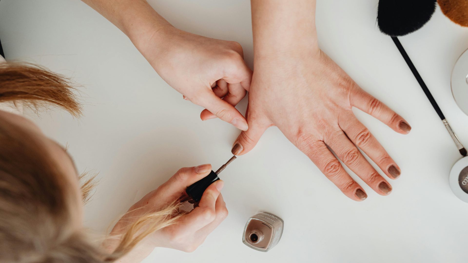 Manicure marrom 2025: esses tons chiques que vão destronar o chocolate