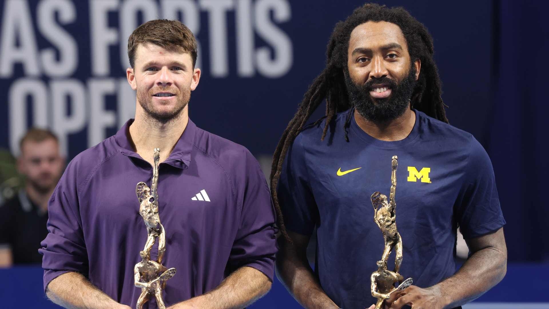 Tay vợt phải mổ 8 lần tranh vé bán kết ATP Finals