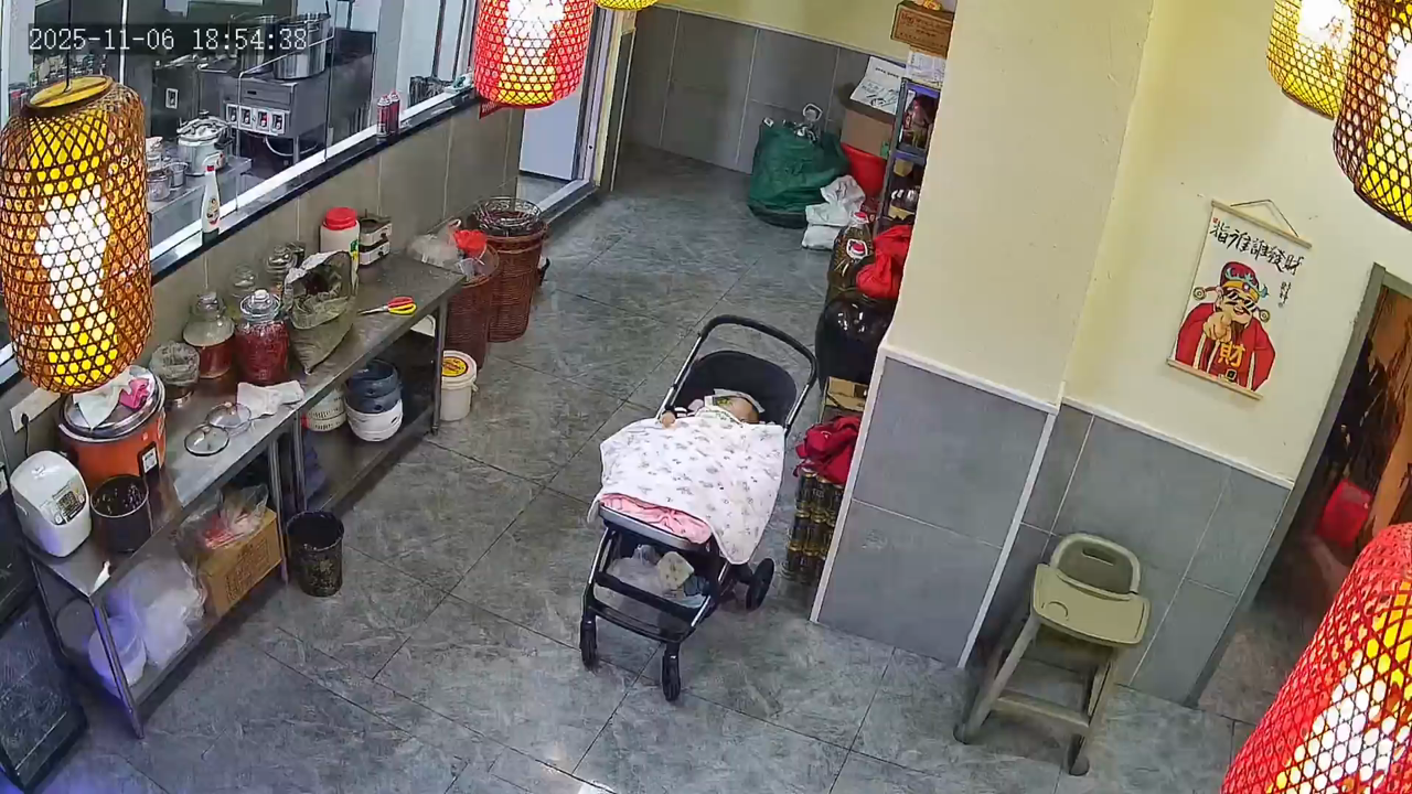 China: Op het nippertje in Chinees restaurant wanneer man baby redt van ...