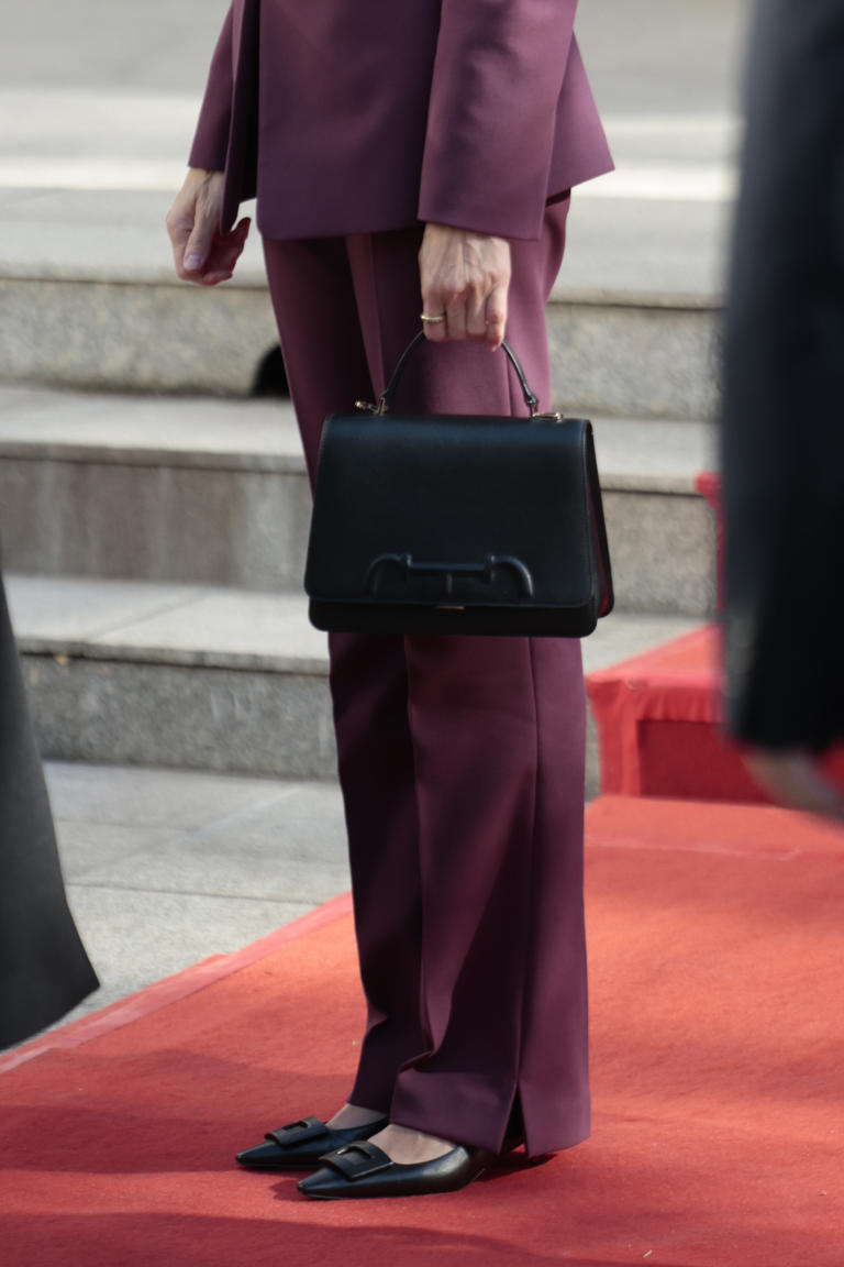 La Reina Letizia apuesta por un traje de chaqueta burdeos en uno de sus ...