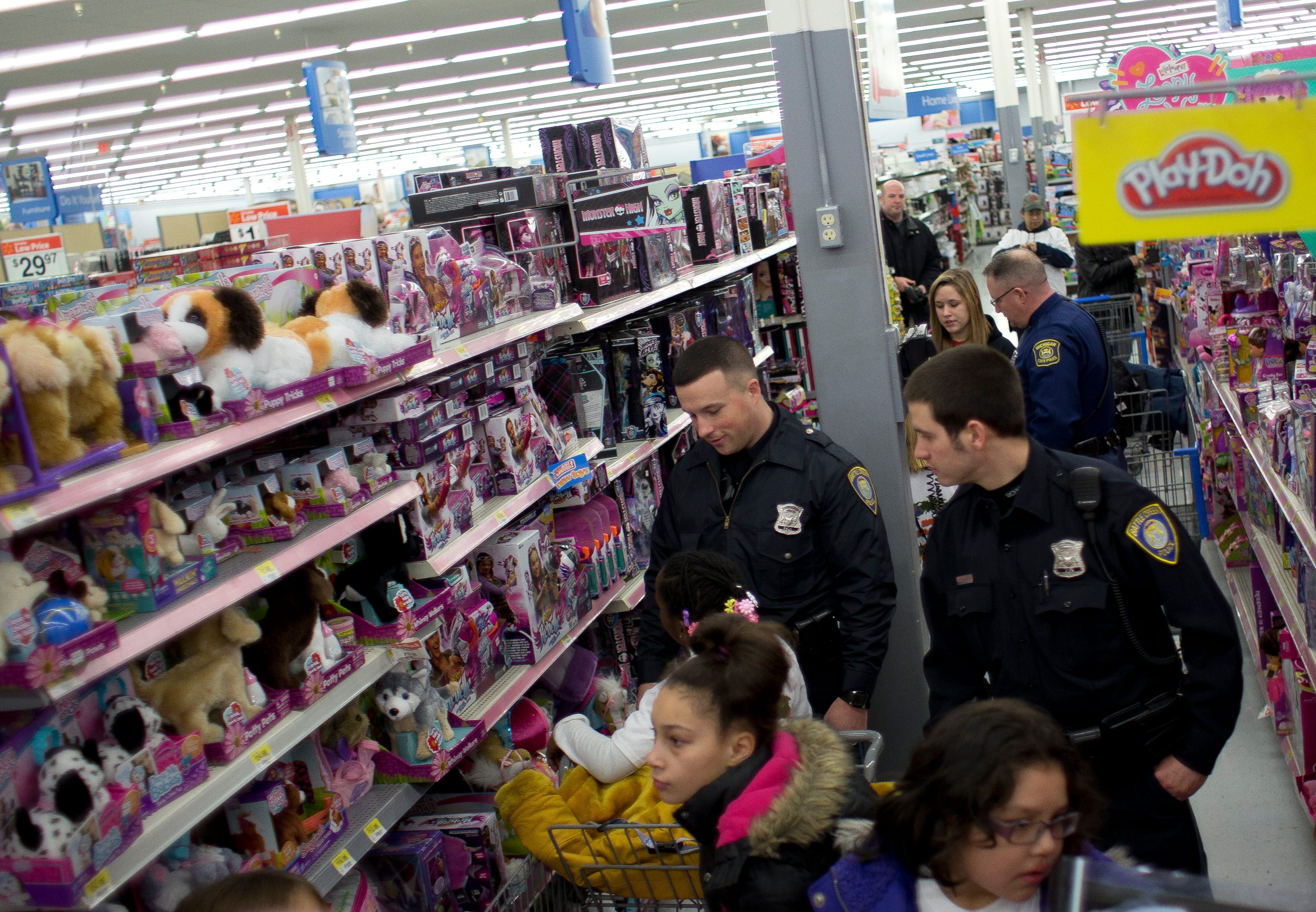 Biggby Coffee teams up with cops to make Christmas brighter