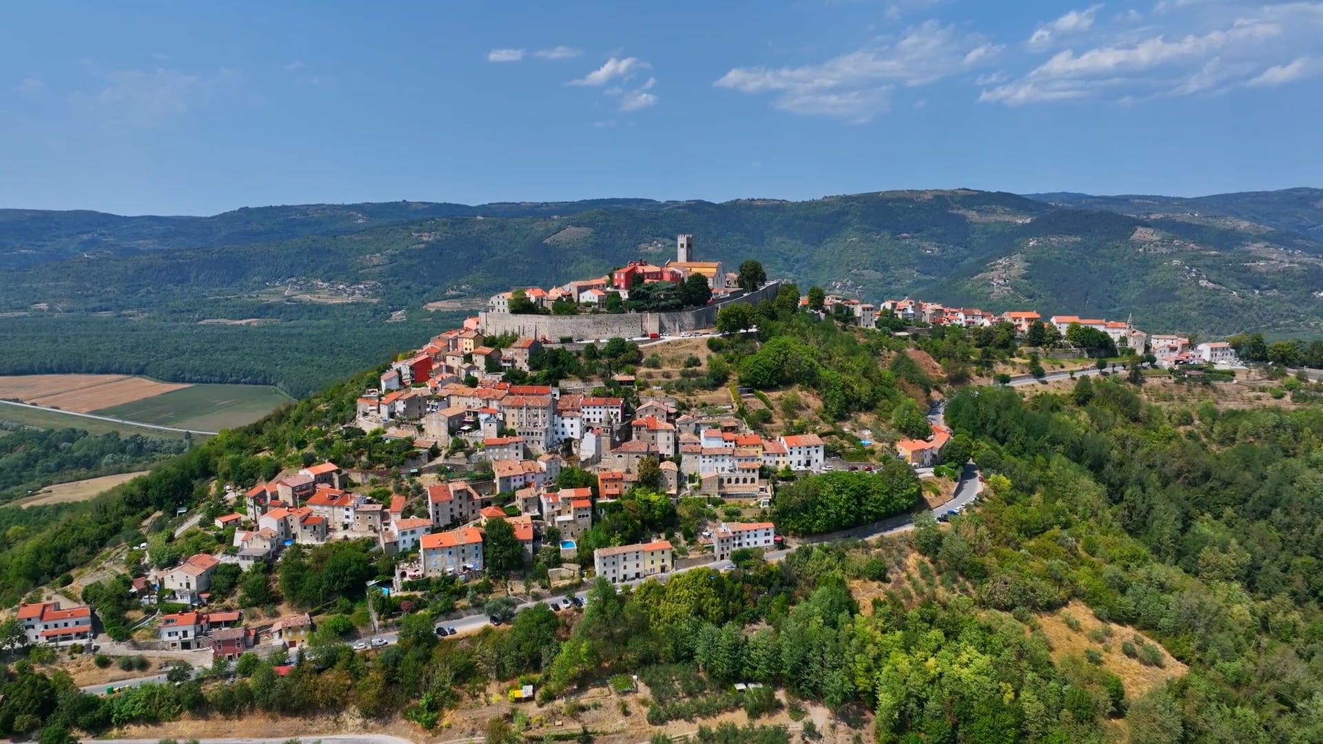 Motovun : Un drone découvre une ville médiévale perchée sur une colline ...