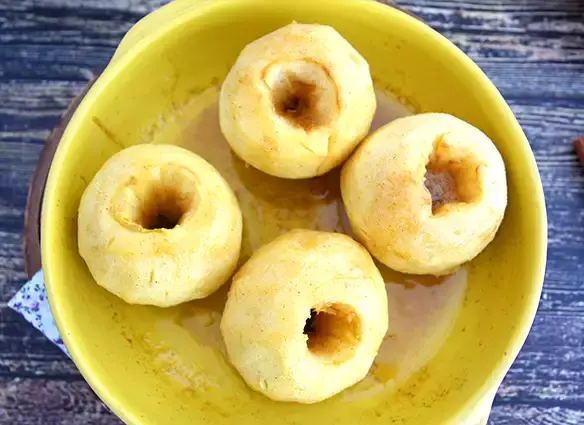 Oven-baked apples with cinnamon